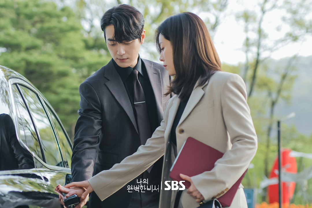 Lee Joon Hyuk Jadi Sekretaris yang Sempurna Bagi Han Ji Min di Drama Baru ‘Love Scout’ – KoreanIndo